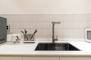 Micro-ondas, cooktop, talheres/pratos/utensílios de cozinha