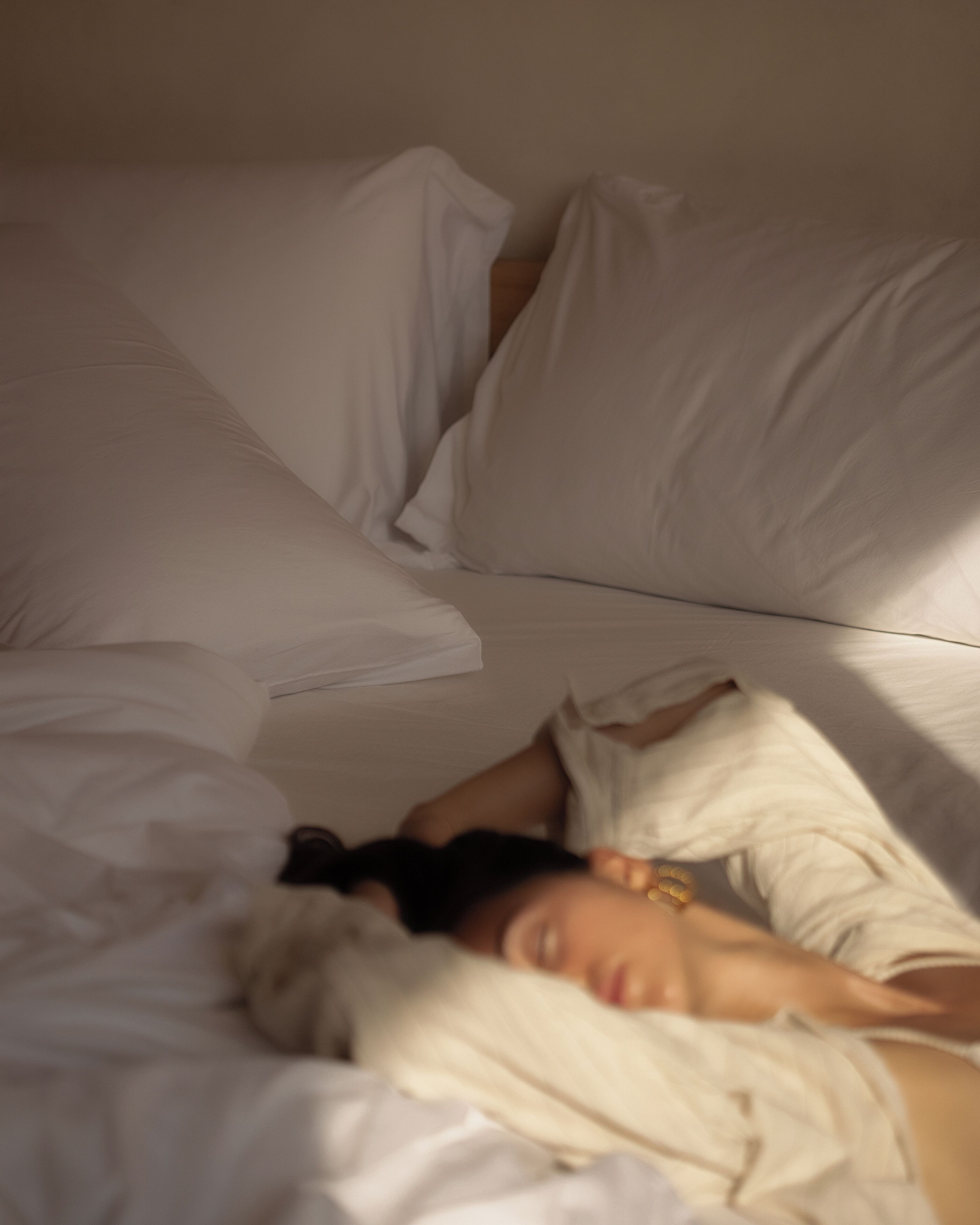 Cofre no quarto, secretária, cortinas/cortinados opacos 