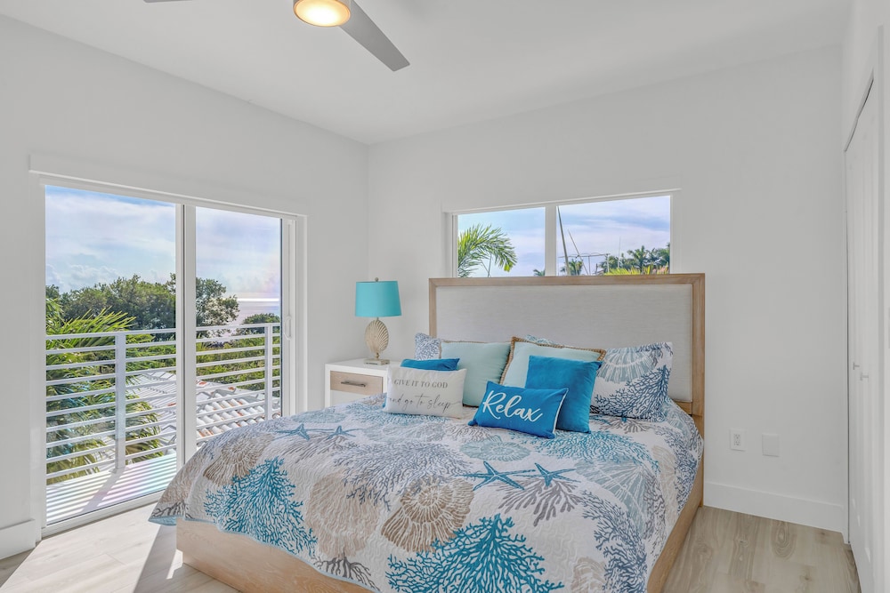 Tropical vibe, Ocean views, private pool, outdoor kitchen and dock 5 BR ...