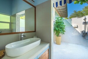 Luxury Quadruple Glass Room with Jacuzzi | Banheiro