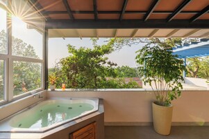 Luxury Quadruple Glass Room with Jacuzzi | Casa de banho