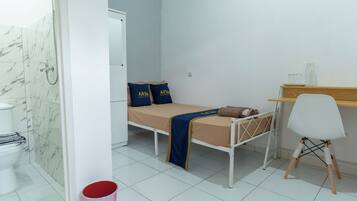 Quarto solteiro | Escrivaninha, espaço de trabalho para notebook, Wi-Fi de cortesia