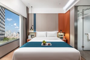 Quarto casal empresarial | Cofres nos quartos, escrivaninha, espaço de trabalho para notebook