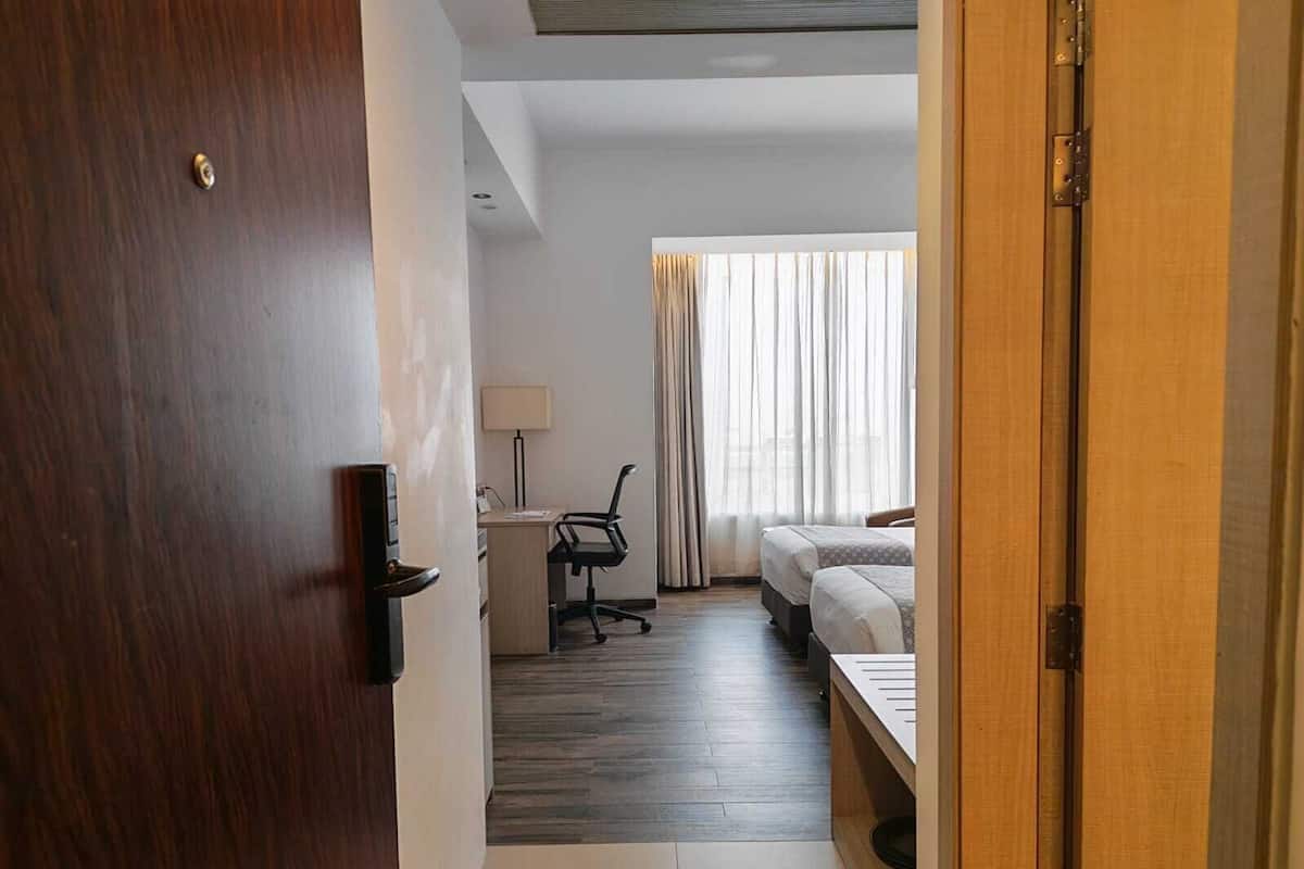 Quarto duplo premium, vista para o rio | Roupas de cama premium, edredons de pluma