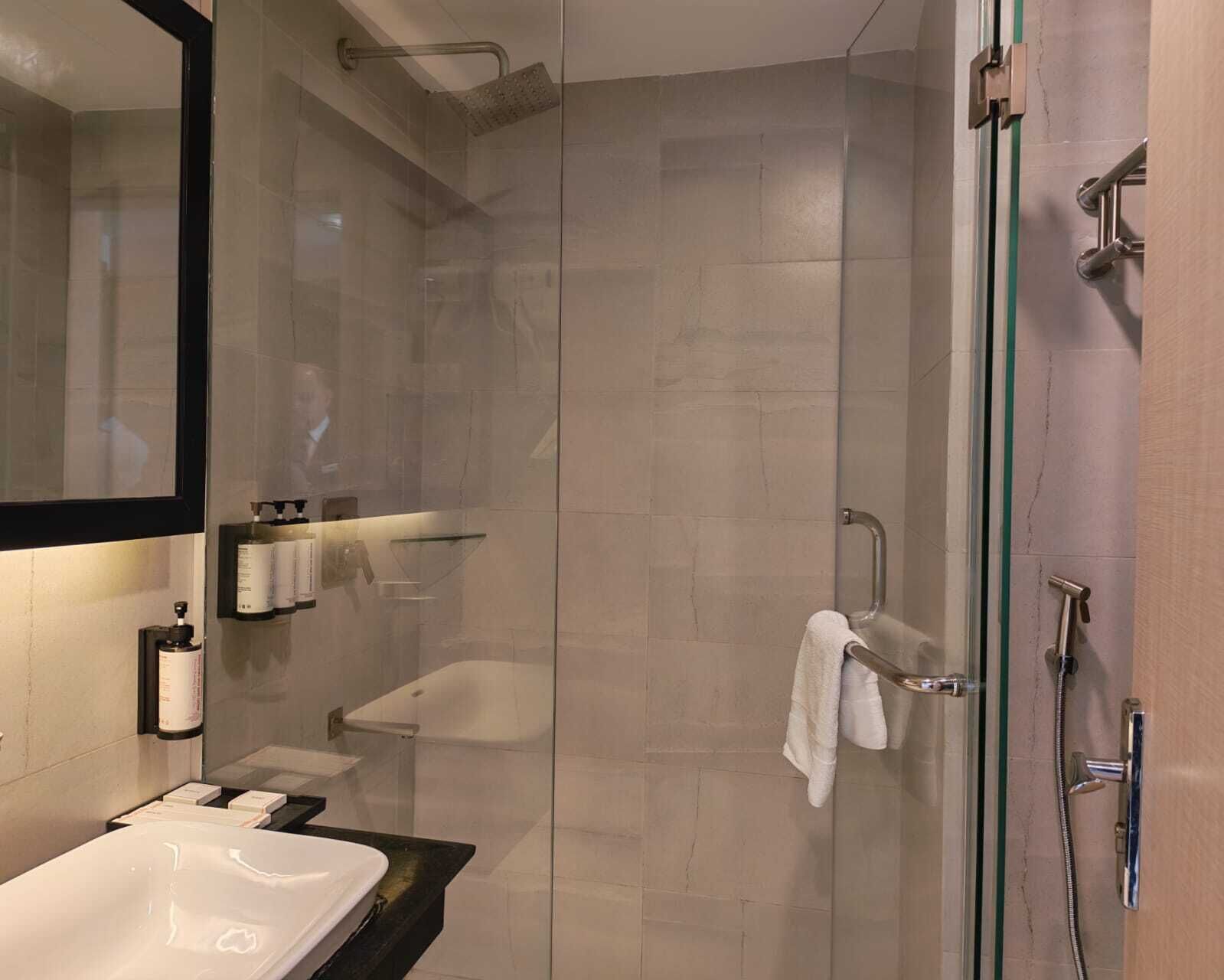 Quarto solteiro premium, vista para o rio | Banheiro | Produtos de toalete grátis, secador de cabelo, toalhas de banho 