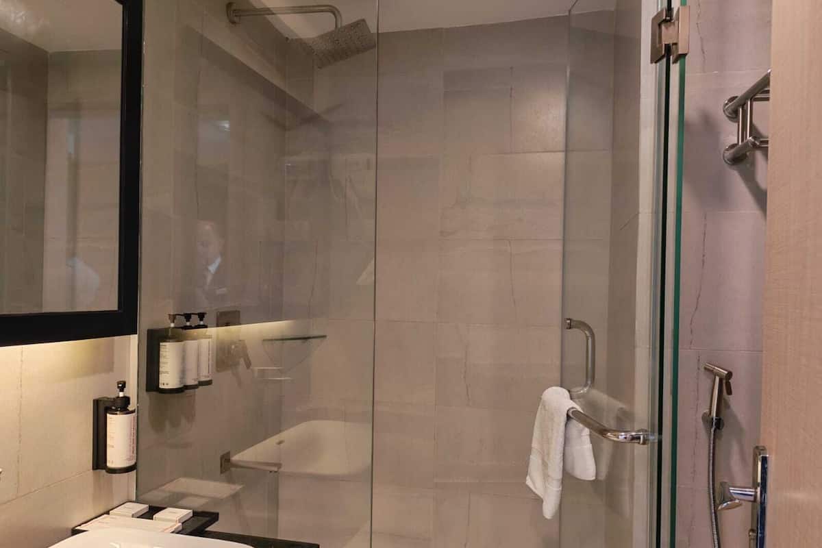 Quarto solteiro premium, vista para o rio | Banheiro | Produtos de toalete grátis, secador de cabelo, toalhas de banho