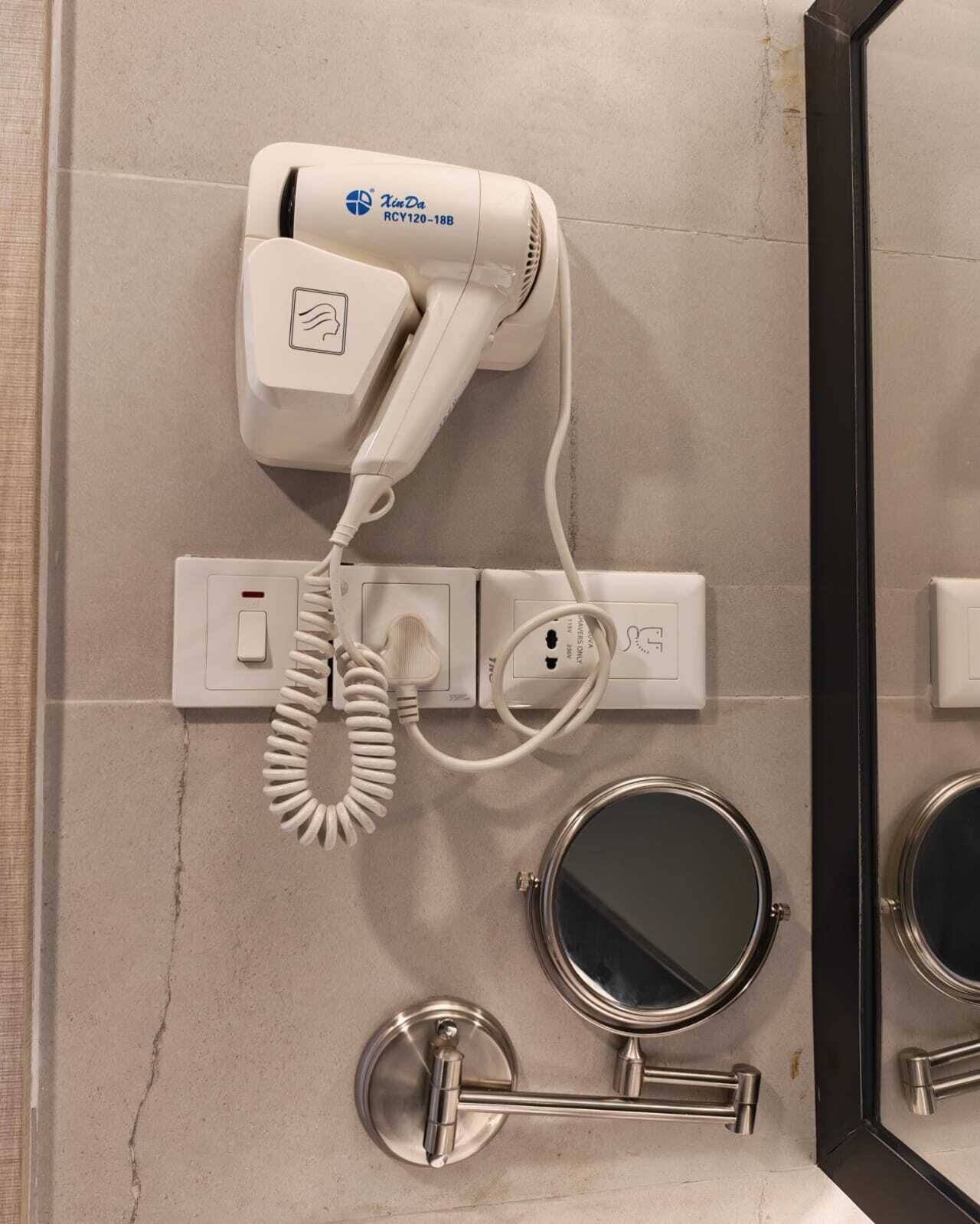 Quarto solteiro luxo, vista para a cidade | Banheiro | Produtos de toalete grátis, secador de cabelo, toalhas de banho 