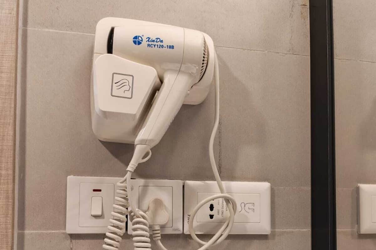 Quarto solteiro luxo, vista para a cidade | Banheiro | Produtos de toalete grátis, secador de cabelo, toalhas de banho