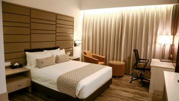 Quarto Duplo Empresarial, vista para o rio | Roupa de alta qualidade, camas de colchão viscoelástico, secretária