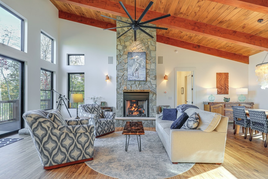 Dock + Game Room: Luxe Retreat On Rhodhiss Lake! - Hickory