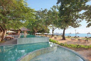 2 piscinas exteriores 