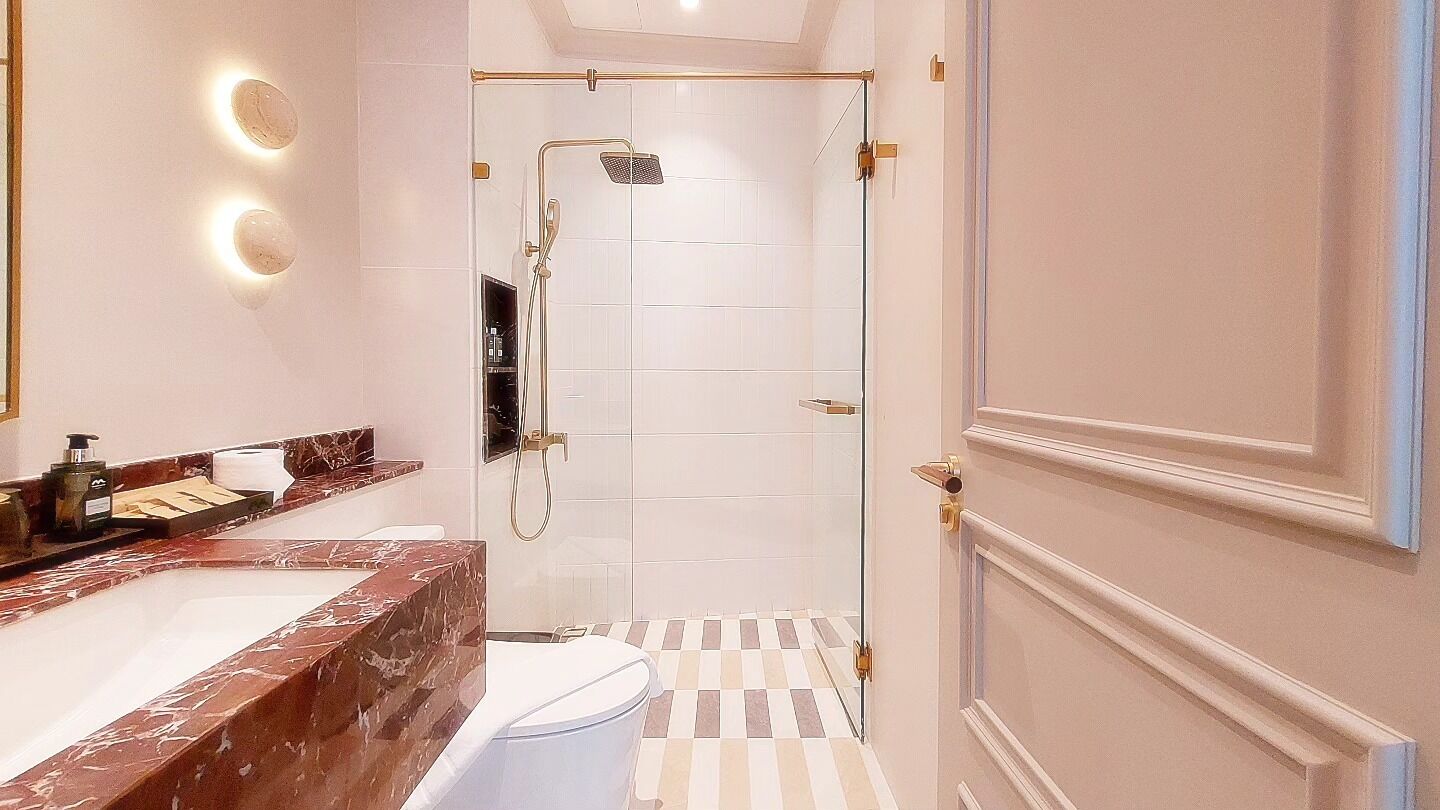 Quarto Deluxe | Casa de banho | Artigos de higiene pessoal grátis, um secador de cabelo, chinelos 