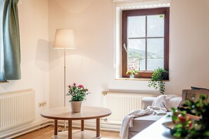 Apartamento clássico, vista parcial para o lago | Área de estar | Brinquedos