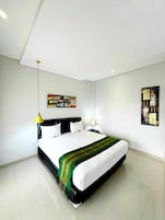Quarto Duplo Deluxe, vista para o oceano | Casa de banho | Um polibã, artigos de higiene pessoal grátis, toalhas fornecidas, sabão 