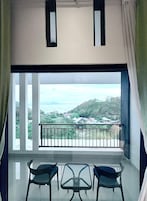 Quarto Duplo Deluxe, vista para o oceano | Secretária, secretária adequada para computadores portáteis 