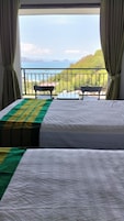 Quarto Duplo Deluxe, vista para o oceano | Secretária, secretária adequada para computadores portáteis 
