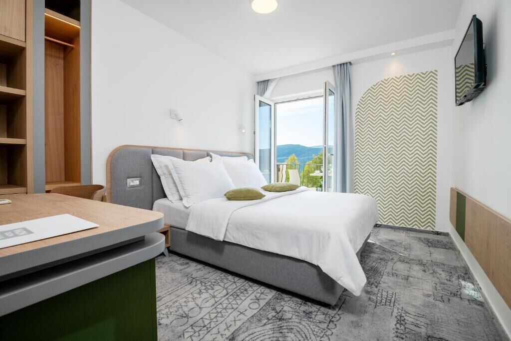 Quarto Duplo ou Twin Deluxe, varanda, vista para o mar | Cofre no quarto, secretária 