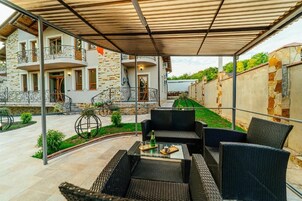 Quarto solteiro conforto, vista para a piscina | Terraço/pátio