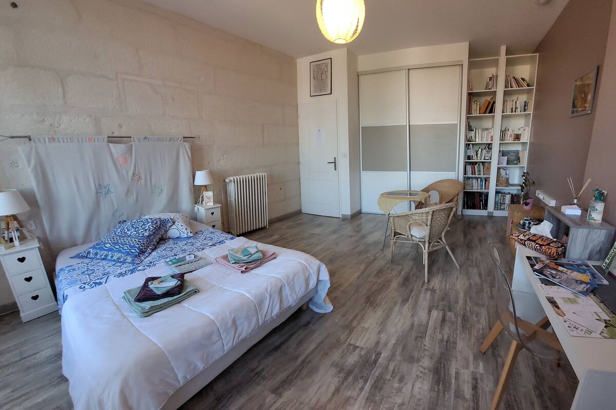 Quarto Duplo Comfort, vista para o jardim | Secretária adequada para computadores portáteis, ferro/tábua de engomar