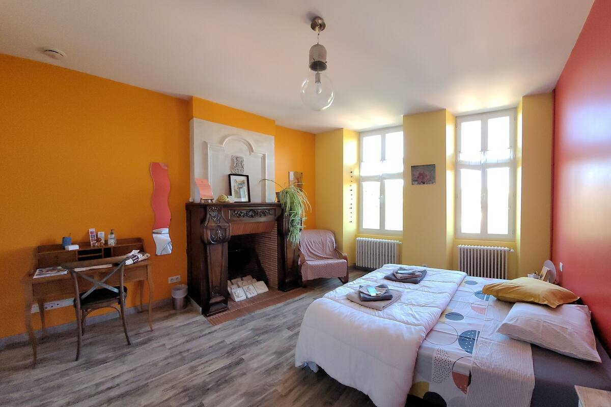 Quarto Duplo, vista para o jardim | Secretária adequada para computadores portáteis, ferro/tábua de engomar 