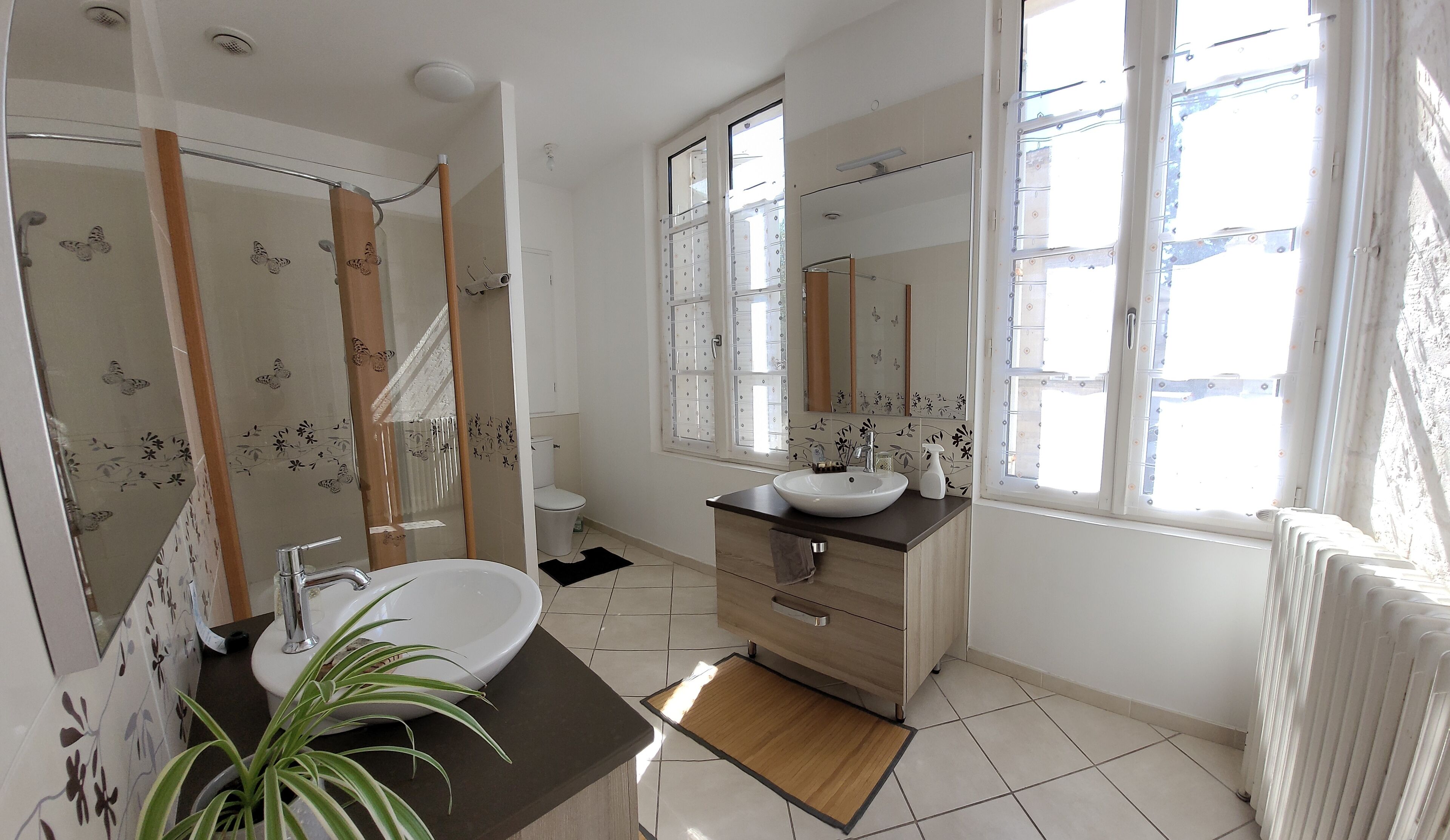 Quarto casal conforto, vista para o jardim | Banheiro | Secador de cabelo, sabonete, shampoo, papel higiênico