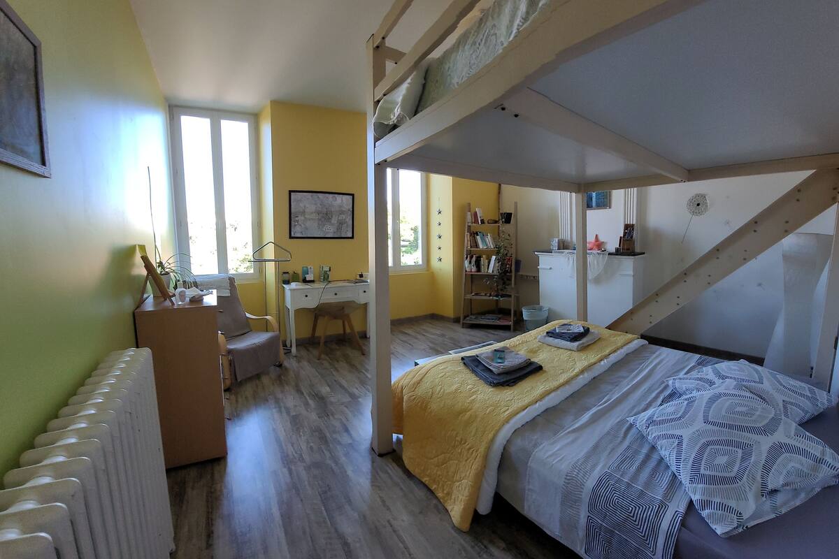 Quarto Familiar, vista para o jardim | Secretária adequada para computadores portáteis, ferro/tábua de engomar
