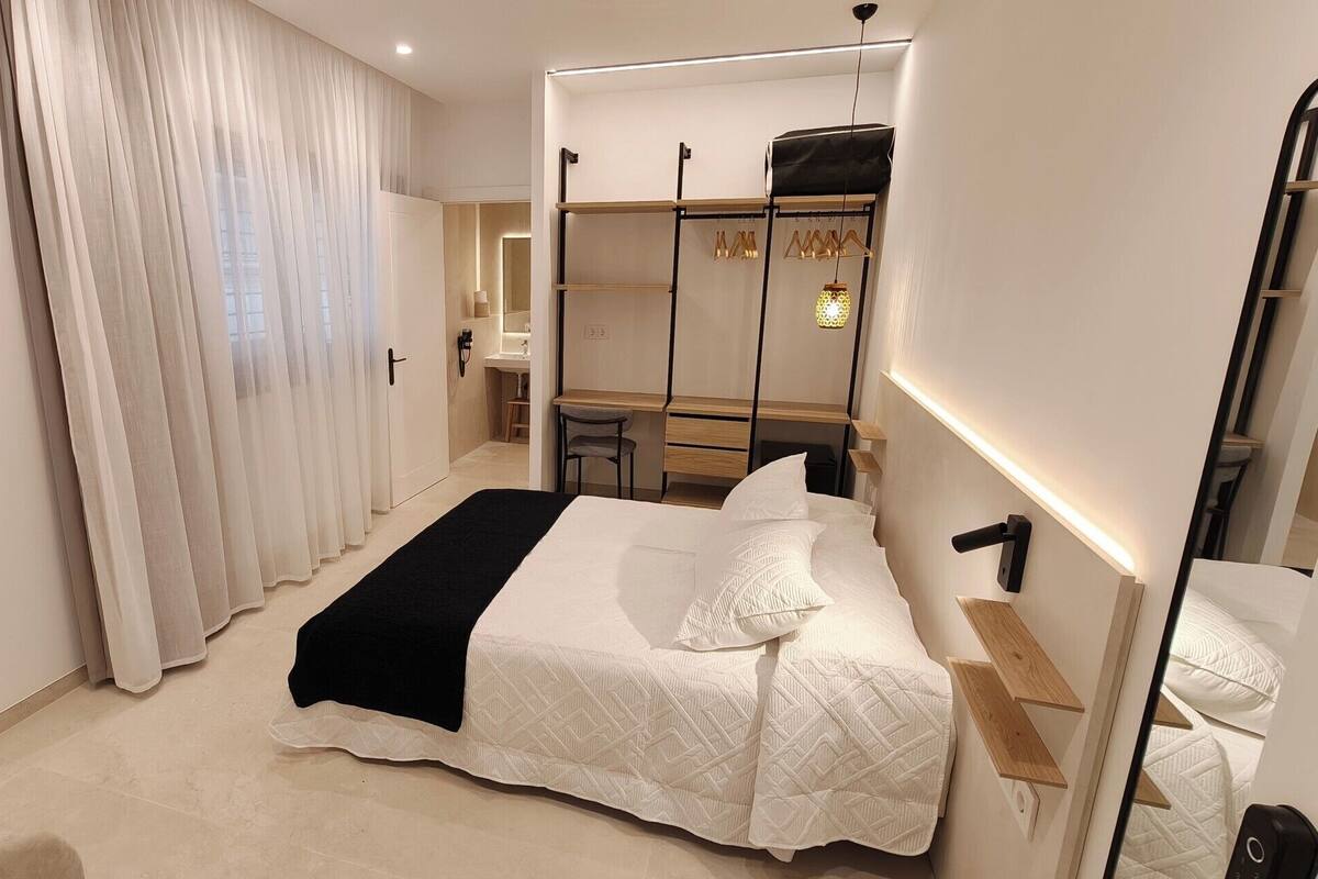Quarto Duplo, 1 cama de casal e sofá-cama, adaptado para pessoas com dificuldades de mobilidade | Cofre no quarto, secretária 