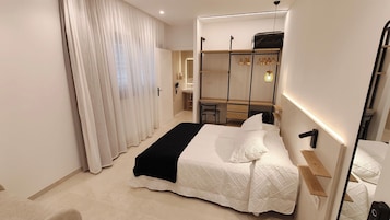 Quarto Duplo, 1 cama de casal e sofá-cama, adaptado para pessoas com dificuldades de mobilidade | Cofre no quarto, secretária 