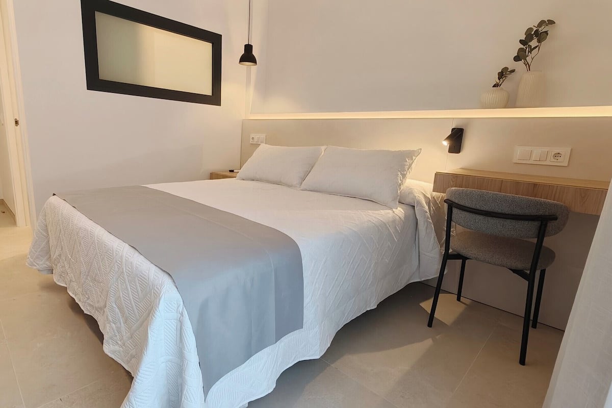 Quarto Duplo Superior, vista para a piscina | Cofre no quarto, secretária 