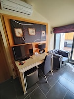 Suite, 1 cama de casal | Cofre no quarto, secretária