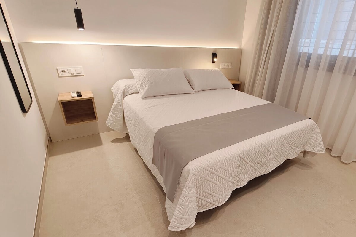 Quarto casal superior | Cofres nos quartos, escrivaninha, espaço de trabalho para notebook