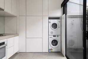 Stylish 2BR House, Walk to Parks & Cafes, Melbourne: Hotel Reviews ...