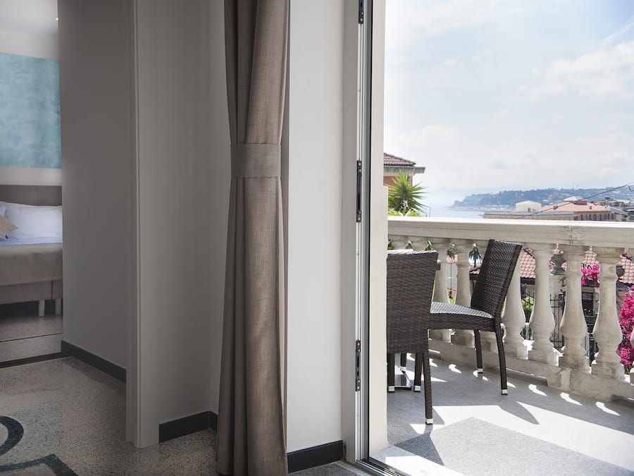 Apartamento, vista para o mar | Cofres nos quartos, escrivaninha, roupa de cama