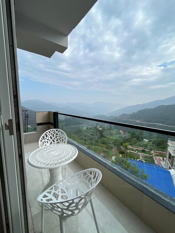 Quarto luxo, sacada, vista para a colina | Vista para a montanha