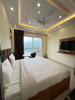 Quarto luxo, sacada, vista para a colina | Wi-Fi de cortesia