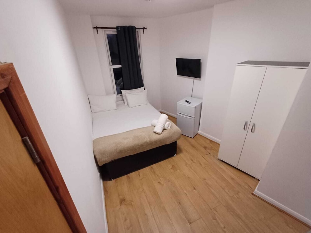 Modern Studios Malvern Road - London