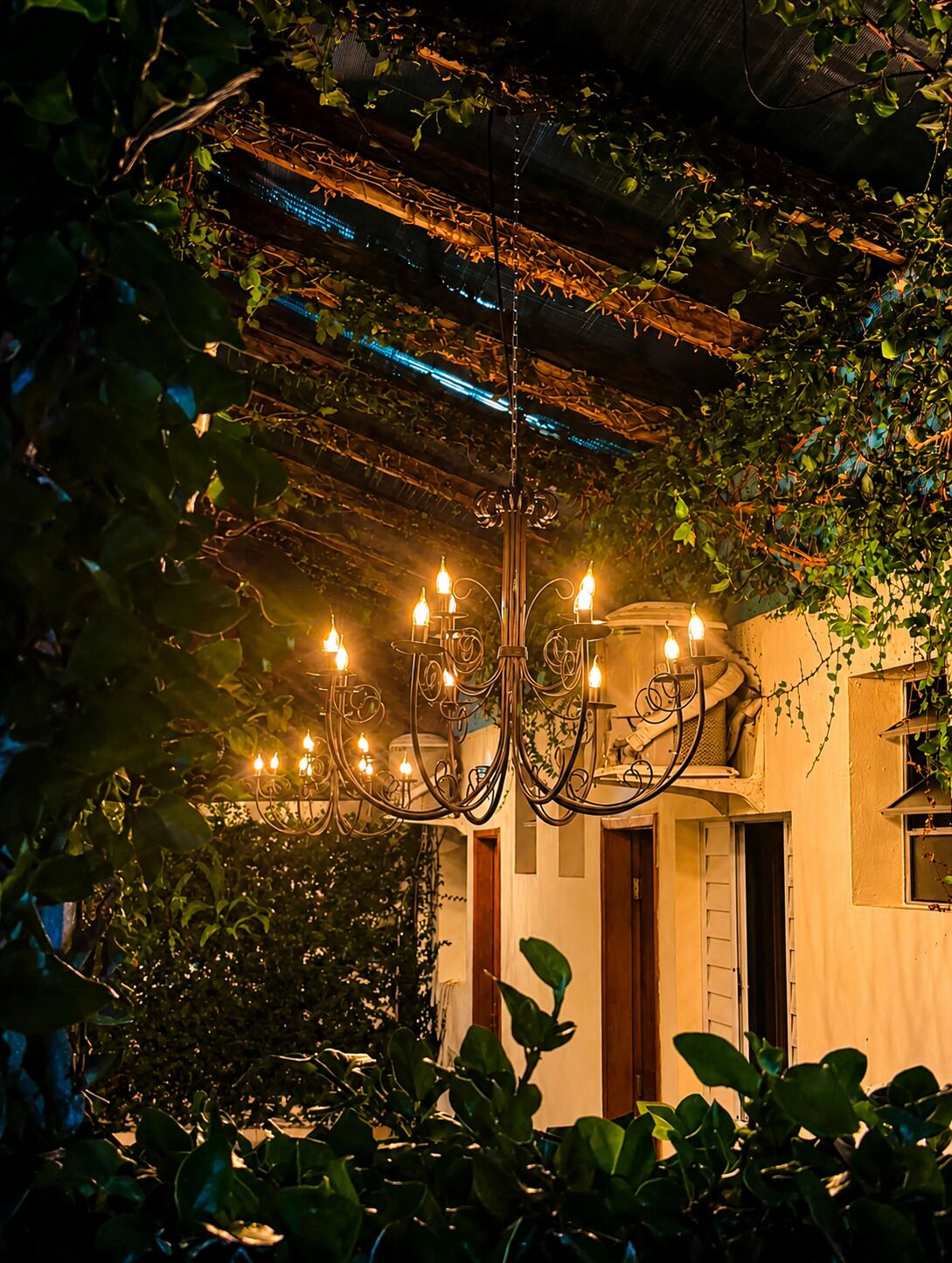 Fachada da propriedade à noite