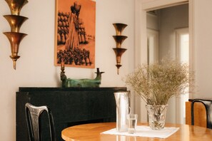 Apartamento, 2 quartos, kitchenette, Vista para a cidade | Sala de estar | Smart TV de 55 de polegadas com canais digitais, Netflix, Hulu