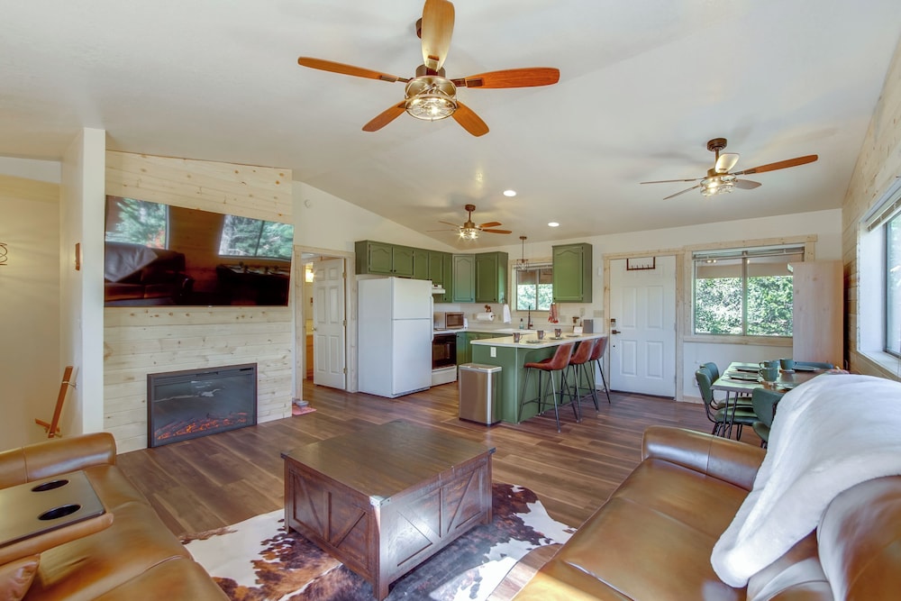 Luxe Cabin W/ Game Room: Near Zion Natl Park! - Utah