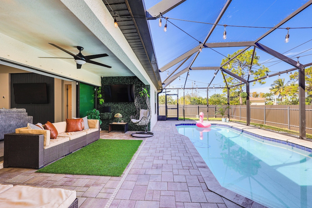 Poolside Oasis & Outdoor Kitchen: Cape Coral Home - Fort Myers, FL