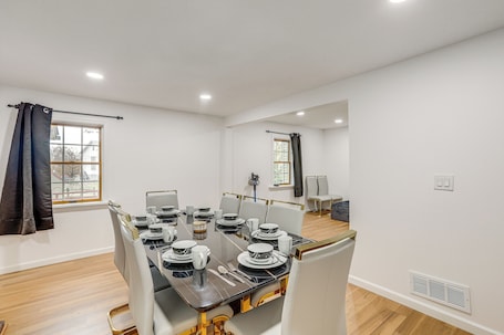 Casa (3 Bedrooms) | Interior. Updated Getaway w/ Sauna & Yard in Bloomsbury!