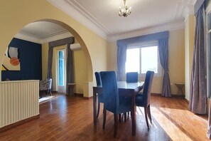 Apartamento, 4 quartos, vista para o lago | Sala de estar | Smart TV de 55 polegadas com canais digitais