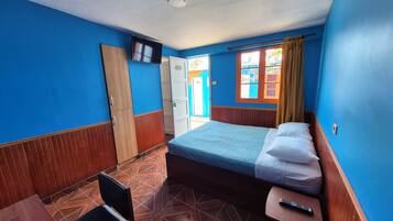 Quarto Duplo Deluxe, 1 cama queen-size | Secretária, secretária adequada para computadores portáteis