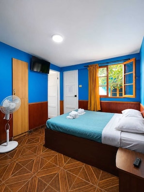 Quarto Duplo Deluxe, 1 cama queen-size | Secretária, secretária adequada para computadores portáteis 