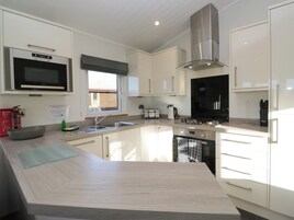 Uma máquina de lavar louça, utensílios de cozinha 