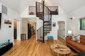 Casa, varanda, vista para o jardim | Área de estar | Smart TV 65 polegadas com canais digitais