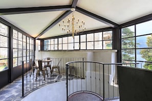 Vila, 5 quartos, piscina particular, vista para o jardim | Sala de jantar