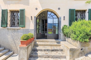 Vila, 5 quartos, piscina particular, vista para o jardim | Entrada da propriedade