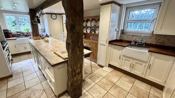 Uma máquina de lavar louça, utensílios de cozinha