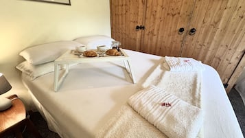 5 quartos, com decoração personalizada, com mobília individualizada